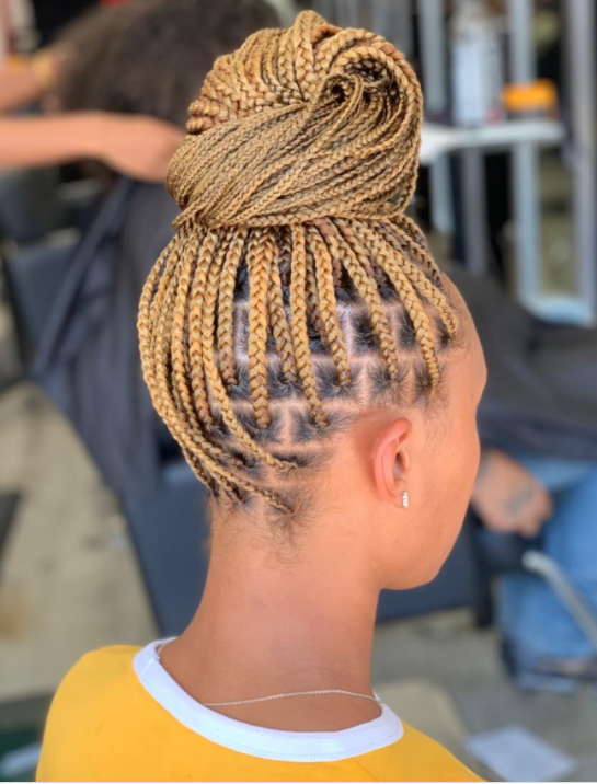 Tot ce trebuie să știi despre coafura cu codițe împletite